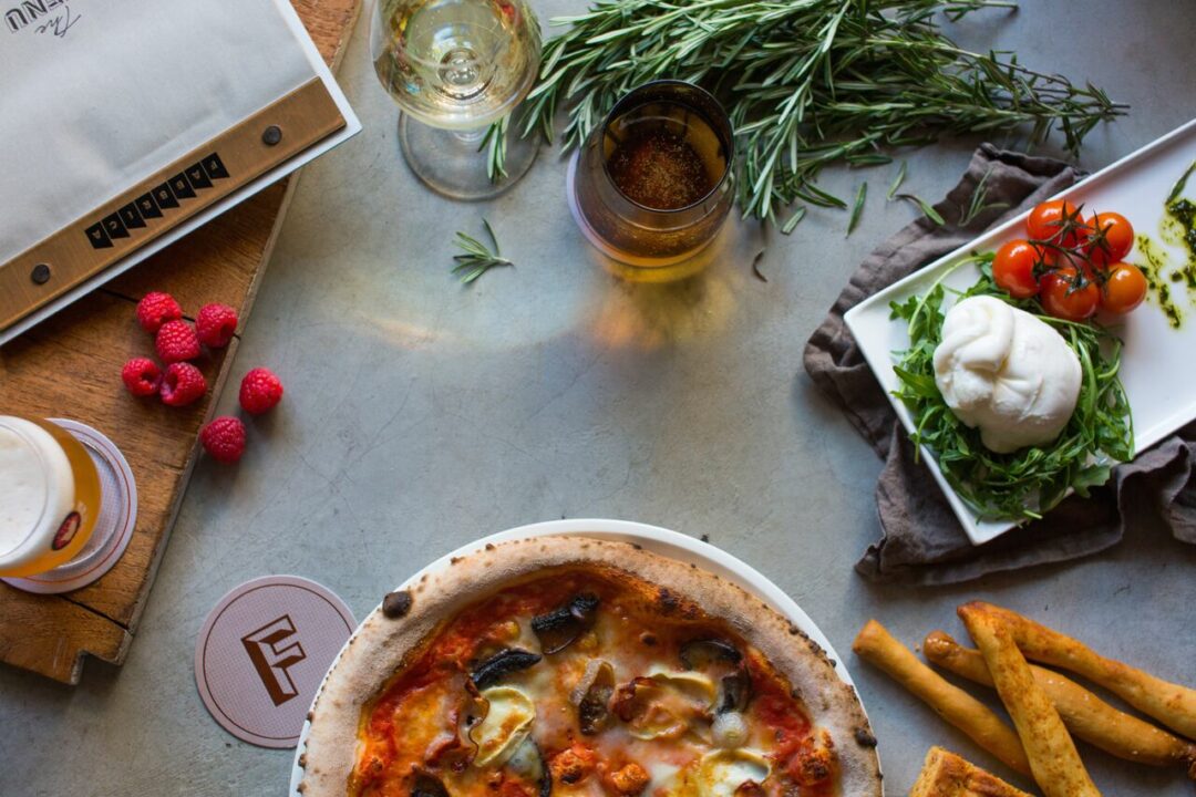 10 Amazing Restaurants To Hang Out With Large Groups Of Friends ...
