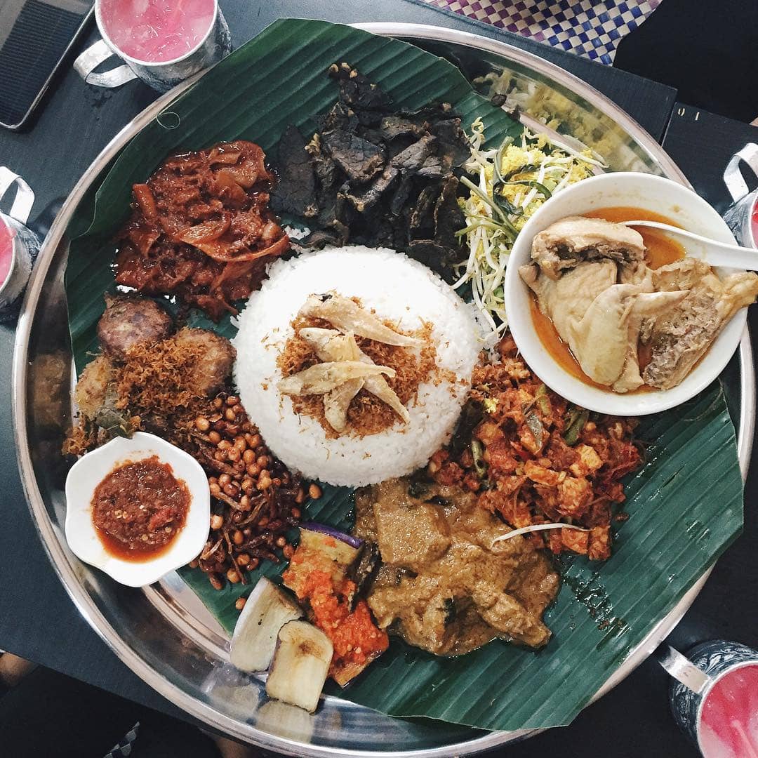 8 XXL Nasi Ambeng With Rendang And Curry Chicken For Your Next Group ...