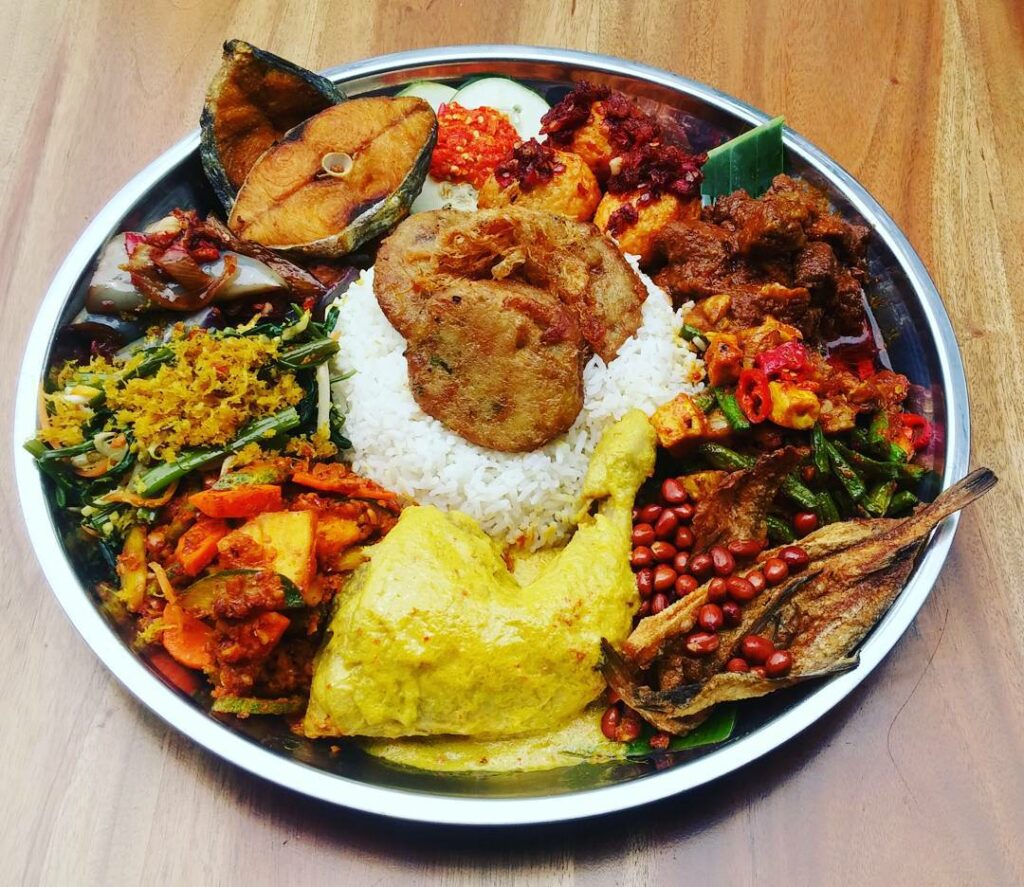 6 XXL Nasi Ambeng With Rendang And Curry Chicken For Your Next Group ...