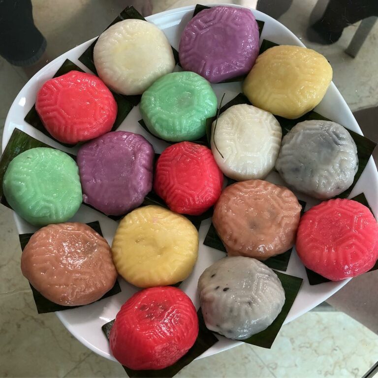 Kuehs And Snacks: Old-School Kueh In Bukit Merah | Eatbook.sg