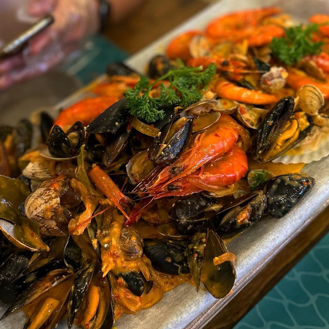 Sampanman Has XXL Halal Seafood Platters In Jewel | Eatbook.sg