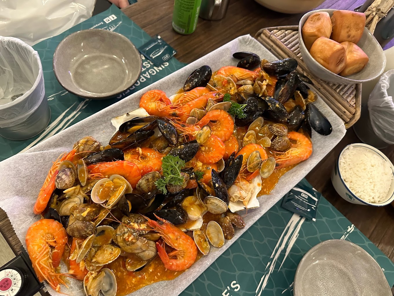 Sampanman Has XXL Halal Seafood Platters In Jewel | Eatbook.sg