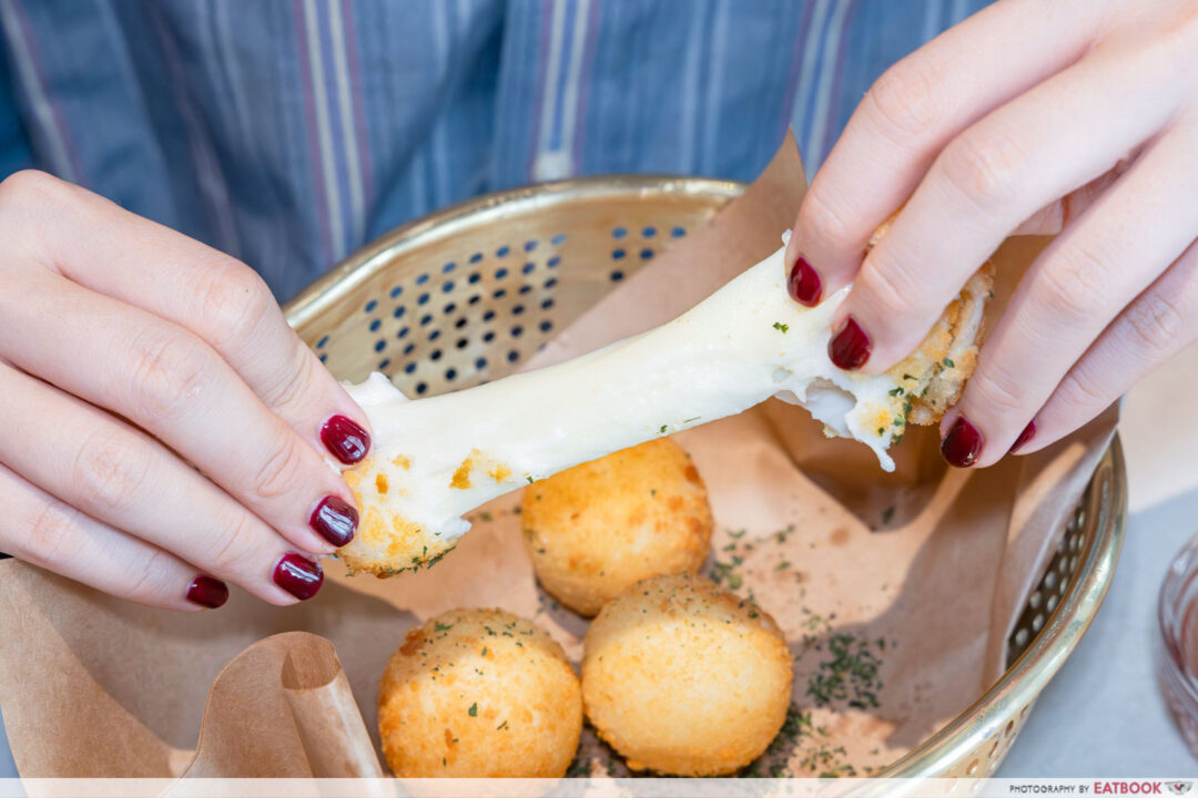 Daily Beer: Famous Korean Fried Chicken Chain Opens In CBD | Eatbook.sg